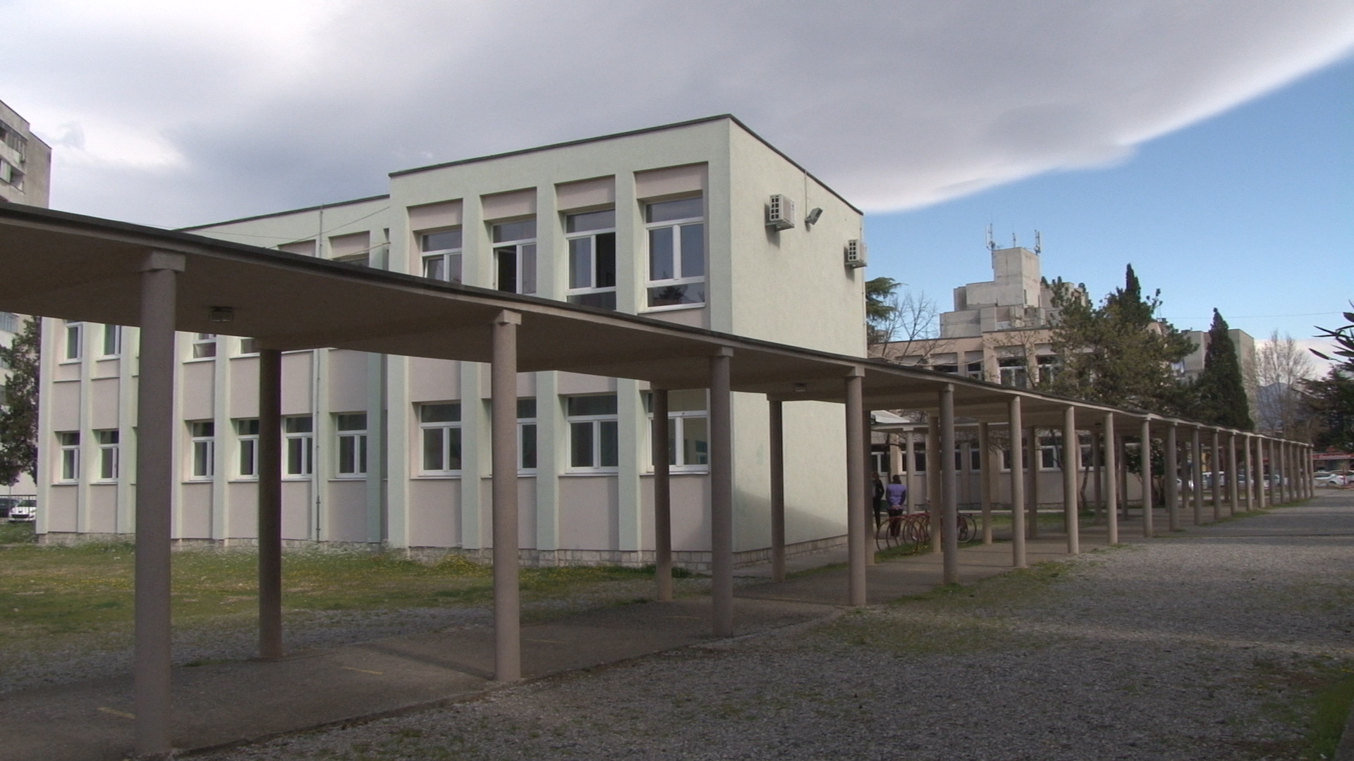 Nastavnici OŠ "Vuk Karadžić" protestuju jer je jedan od roditelja ...