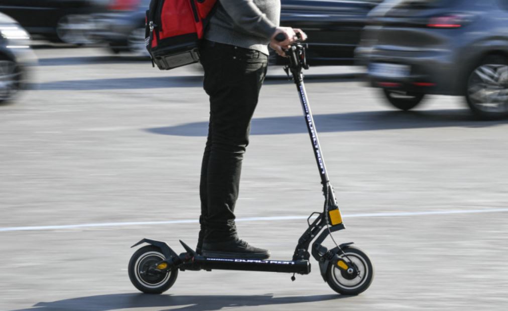 Trotineti ulaze u zakon: Obavezna kaciga, zabranjene slušalice… - Volim ...