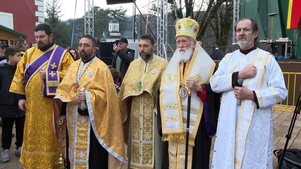 MIHAILO PRISUSTVOVAO NALAGANJU BADNJAKA NA CETINJU: Ja ovaj badnjak ... MIHAILO PRISUSTVOVAO NALAGANJU BADNJAKA NA CETINJU: Ja ovaj badnjak ...