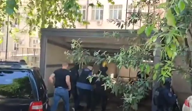 NA SEBI IMAO PANCIR: Duško Knežević stigao u Crnu Goru, sproveden u ...